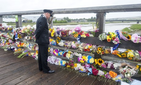 Members Emergency Services Lay Flowers Victims Editorial Stock Photo ...
