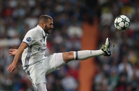 Cristiano Ronaldo Real Madrid Fouled By - Foto de stock de contenido ...