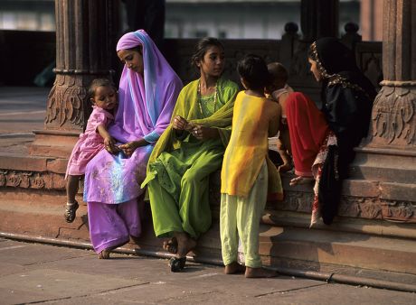 2,000 Children in traditional dress Stock Pictures, Editorial Images ...