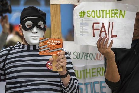Southern Rail protest at Victoria Station, London, UK - 29 Sep 2016 ...