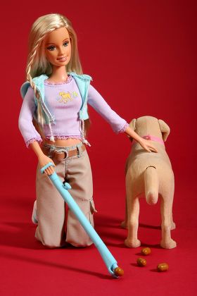 Mattel Barbie Doll Tanner Defecating Dog Foto stock editorial - Imagem ...