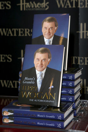 __COUNT__ imágenes de Terry Wogan at his 'Mustn't Grumble' book signing ...