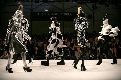 Gareth Pugh show for spring / summer 2007, London Fashion Week, Natural ...