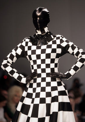 Gareth Pugh show for spring / summer 2007, London Fashion Week, Natural ...