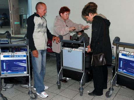 imágenes de Polish migrant workers abandoned at London Luton airport ...