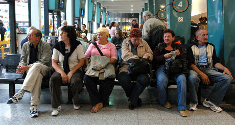 imágenes de Polish migrant workers abandoned at London Luton airport ...
