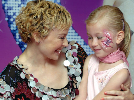 Kylie Minogue Poses Young Fan 6 Redaktionelles Stockfoto Stockbild
