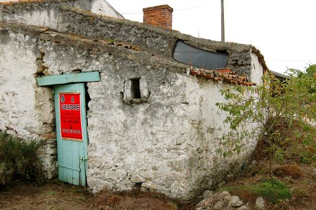 Large Run Down Ruin Building Covered Editorial Stock Photo - Stock ...