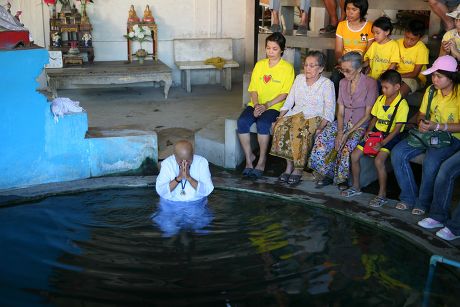 Nuns Wat Tham Mongkon Thong Temple Editorial Stock Photo - Stock Image ...