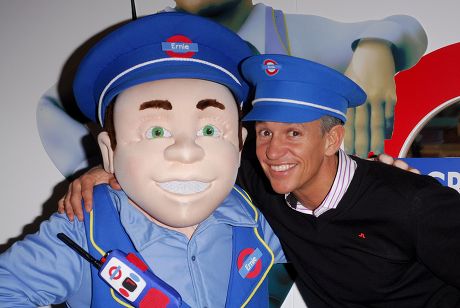 __COUNT__ Gary Lineker and a model of 'Underground Ernie' at the ...