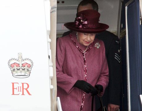 Queen Elizabeth Ii Stepping Off Plane Editorial Stock Photo - Stock ...