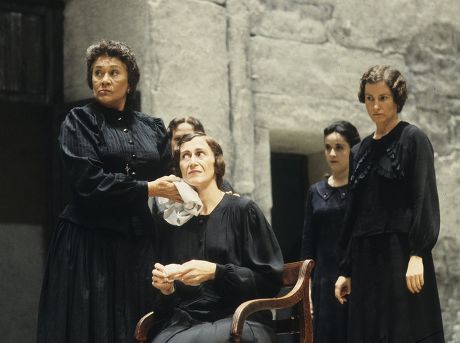 Glenda Jackson Bernarda Alba Joan Plowright Redaktionelles Stockfoto ...
