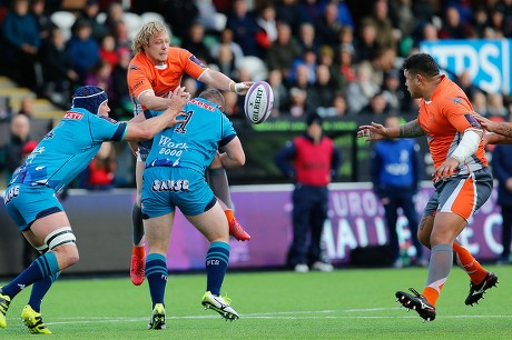 Joel Hodgson Offloads Sam Lockwood Tackle Editorial Stock Photo - Stock ...
