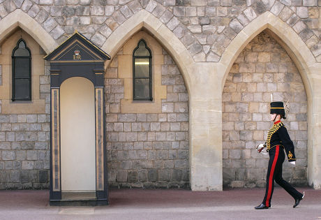 Female Soldier On Guard Duty Windsor Editorial Stock Photo - Stock ...