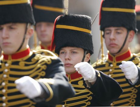 Female Soldier On Guard Duty Windsor Editorial Stock Photo - Stock ...
