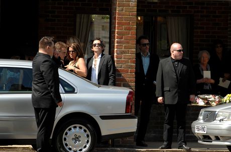 imágenes de Funeral of Keith Richards' mother Doris at Chichester ...