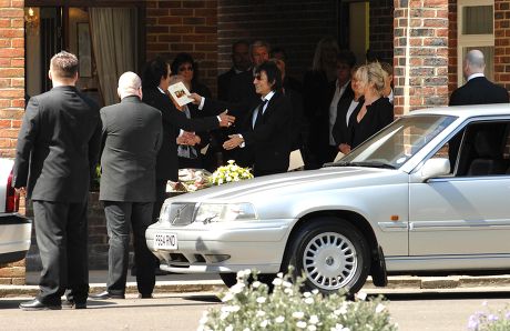 imágenes de Funeral of Keith Richards' mother Doris at Chichester ...