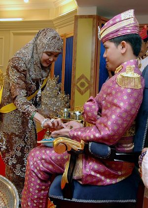 Princess Majeedah and Pengiran Khairul pre wedding henna tinting ...