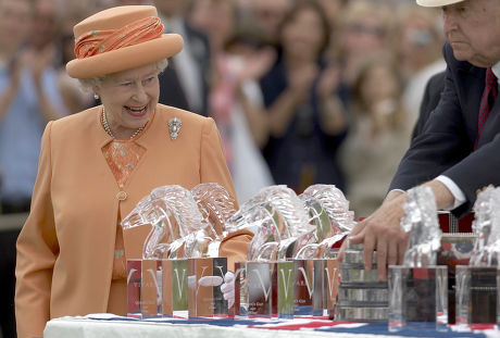 Queen Elizabeth Ii Presented Prizes Winning Editorial Stock Photo ...