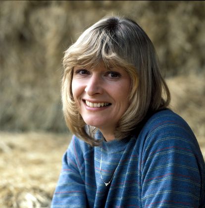 Emmerdale Tv 1972 Castgroup Ruth Merrick - Foto de stock de contenido ...