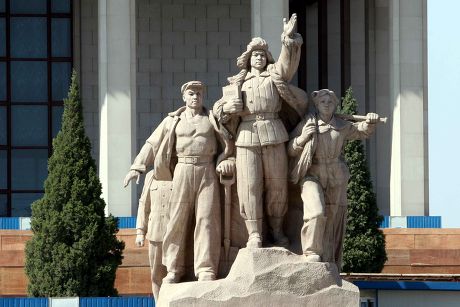 Statue Outside Mao Zedong Memorial Hall Editorial Stock Photo - Stock ...