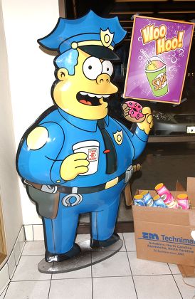 imágenes de Apu Nahasapeemapetilon7-11 store that has been transformed ...