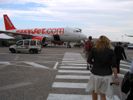 Passengers Boarding Easy Jet Plane Milan Editorial Stock Photo - Stock ...