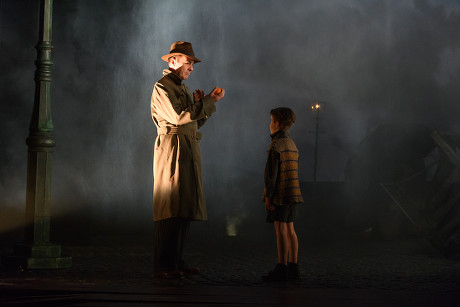 imágenes de 'An Inspector Calls' play at the Playhouse Theatre, London ...