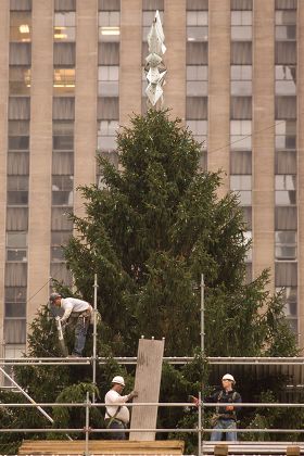 Construction Workers Build Scaffold Around Rockefeller - Foto de stock ...