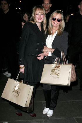 Twiggy Lawson Daughter Carly Witney Redaktionelles Stockfoto ...