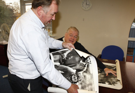 Fran Cotton Signs Prints Famous Mud Editorial Stock Photo - Stock Image ...