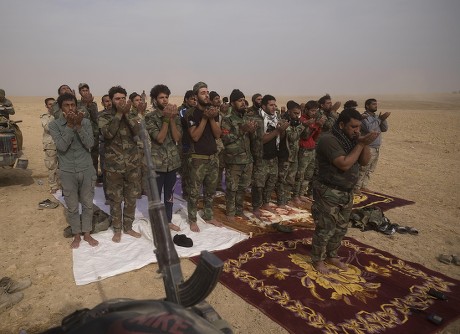 Iraqi Fighters Pray They Prepare Liberation Editorial Stock Photo ...