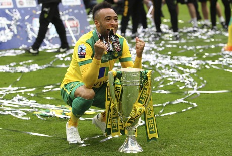 __COUNT__ imágenes de Football - 2015 Championship Play-Off Final ...