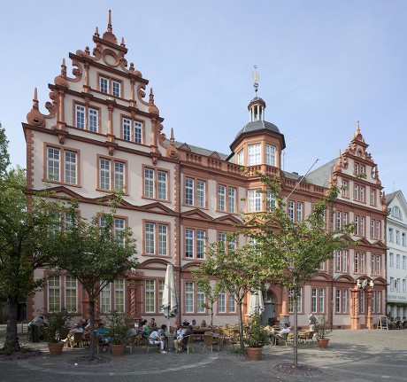 Gutenberg Museum Former Haus Zum Roemischen - Foto de stock de ...