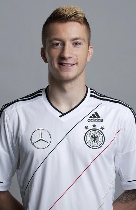 67 Football player portrait team photo footballer footballers Stock ...