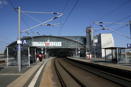 69 Outdoor train station platform Stock Pictures, Editorial Images and ...
