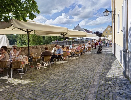 22 Shops along pavement Stock Pictures, Editorial Images and Stock ...