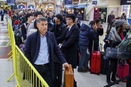 Commuters Wait Delayed Service Victoria Station Editorial Stock Photo ...