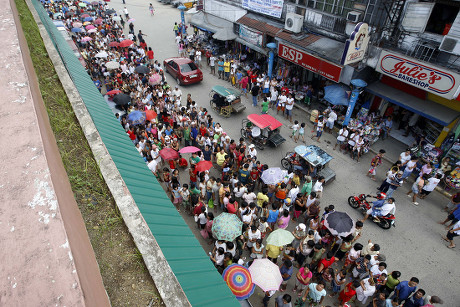Filipino Typhoon Victims Line While Waiting Editorial Stock Photo ...