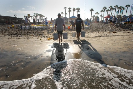 Members Sandcastle Building Team Bring Water Editorial Stock Photo ...