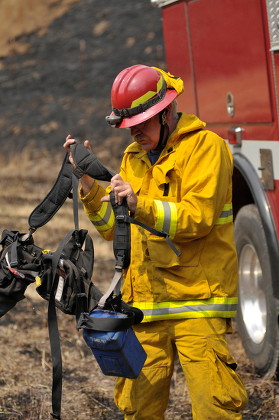 Firefighters Running Perimeter Checks Identify Smoldering Editorial ...