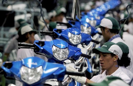 Indonesian Workers Assemble Motorcycles Honda Motor Editorial Stock ...