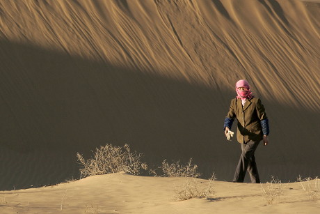 Chinese Worker Walks Dong Shawo Desert Editorial Stock Photo - Stock ...