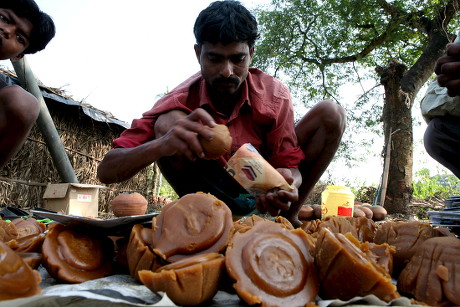 Indian Gur Maker Manai Sekh Packs Editorial Stock Photo - Stock Image ...
