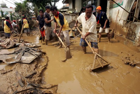 Indonesian Volunteers Clean Mud Outside House Editorial Stock Photo ...