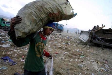 Filipino Garbage Scavenger Carries Sack Recyclable Editorial Stock ...