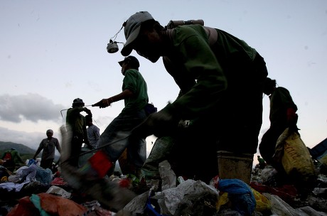 Filipino Garbage Scavengers Go Through Mounds Editorial Stock Photo ...