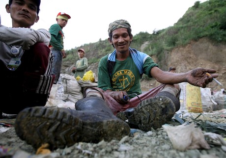 Filipino Garbage Scavengers Rest Sanitary Landfill Editorial Stock ...