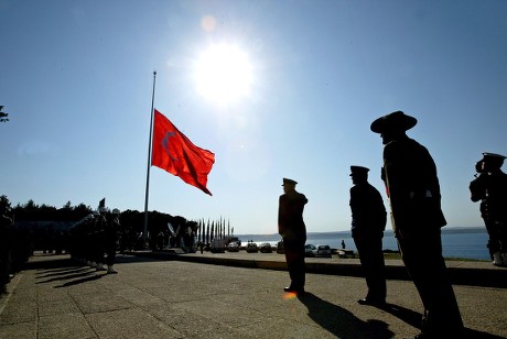 Anzac Turkish Soldiers Salute Turkish Flag Editorial Stock Photo ...