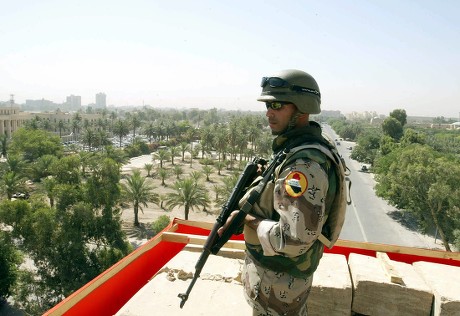 Iraq - flag Raising - Jul 2004 Stock Pictures, Editorial Images and ...